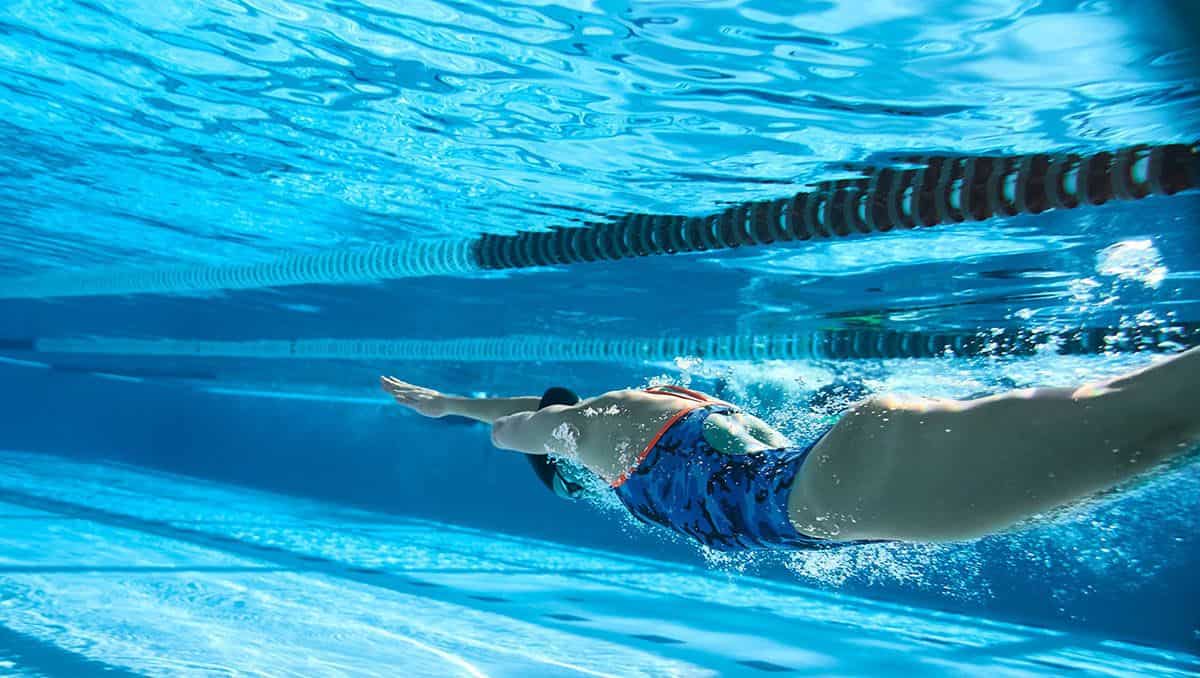 quemar-grasa-nadando - Adelgazar en casa